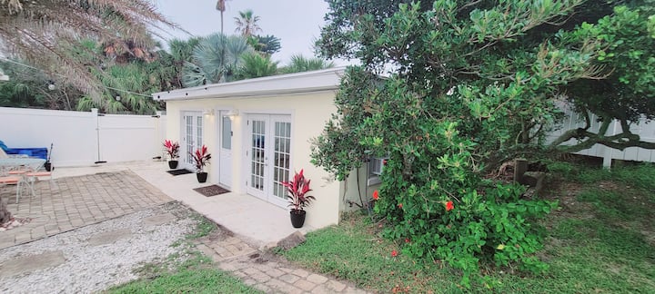 The Blue Dolphin Beach Cottage Steps From Beach - Ormond Beach, FL