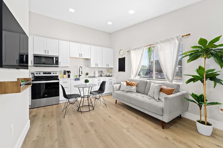 Stylish&comfy~workspace~parking - Chula Vista, CA