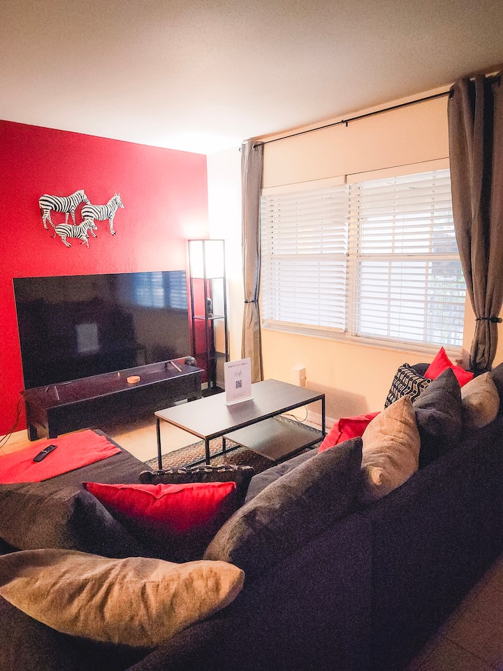 5 Rooms | Great Location | Red Haven Retreat - Tampa, FL
