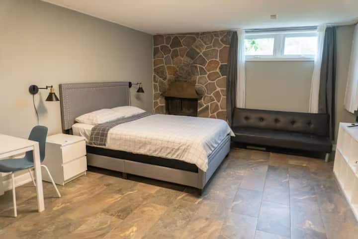 Private Basement Suite W/ 2 Beds Plus In Toronto - Toronto
