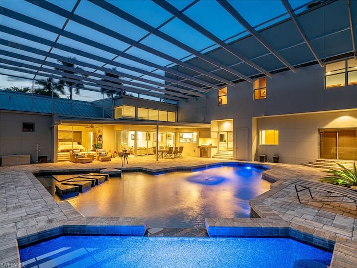 Pine Villa Luxury Living - Fort Myers, FL