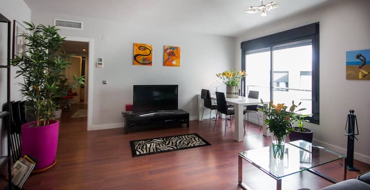 Piso Cómodo Y Moderno Junto Al Centro, Con Garaje - Málaga