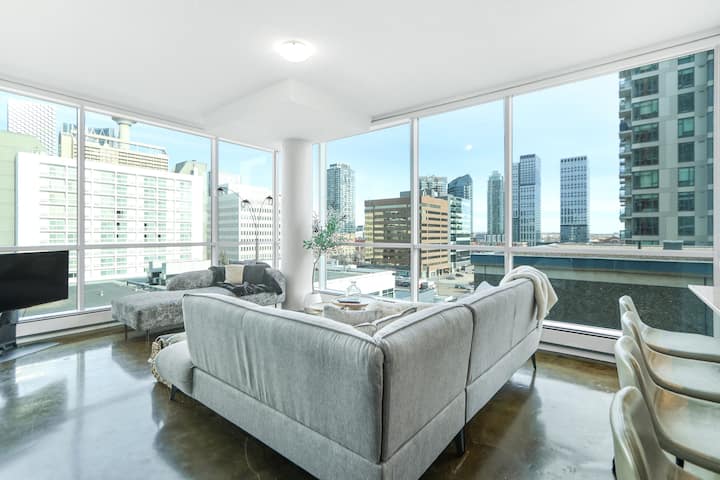 Luxe Corner Condo | Ac | Ug Parking | King Bed - Calgary