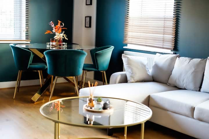 Spacious House For 12 Near Madejski Stadium & M4 - Berkshire