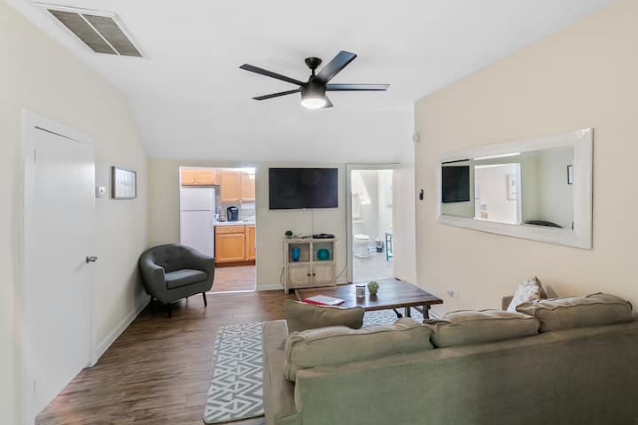 Apt W/ Heated Garage Libertyville Near Naval Base - Libertyville, IL