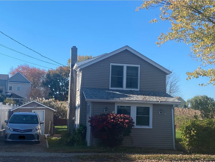 Cozy 4-bedroom/6-bed Renovated Beach House - Silver Sands State Park, Milford