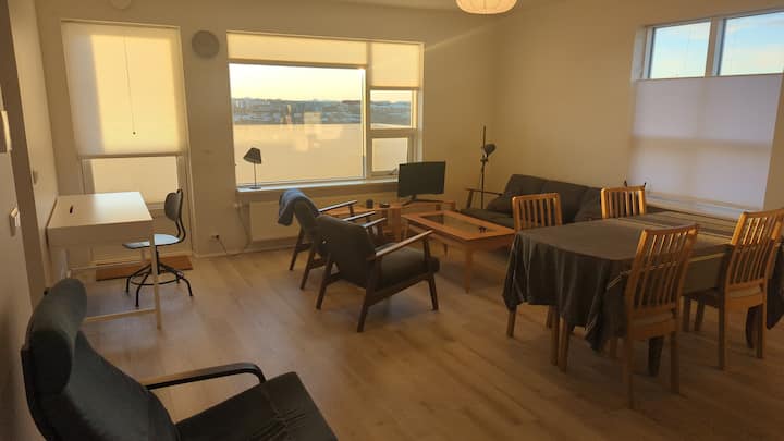 Bright Top-floor Apt W/ Mountain Views + Parking - Islande