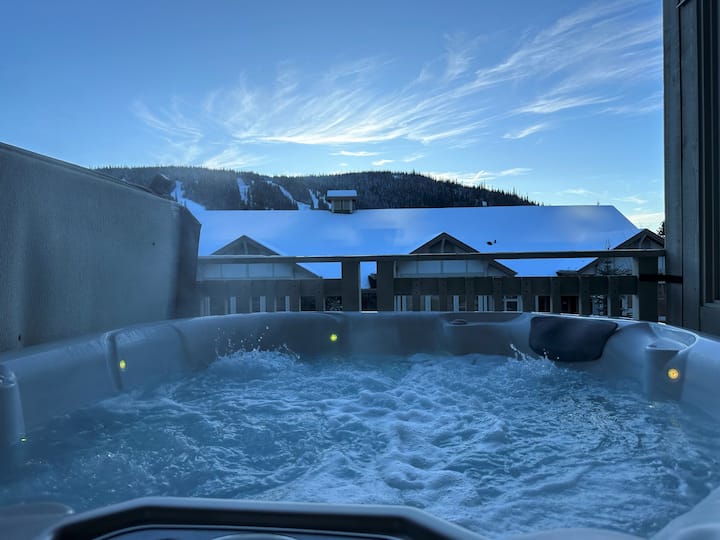 Ski-in Ski-out Condo + Hot Tub - Canada
