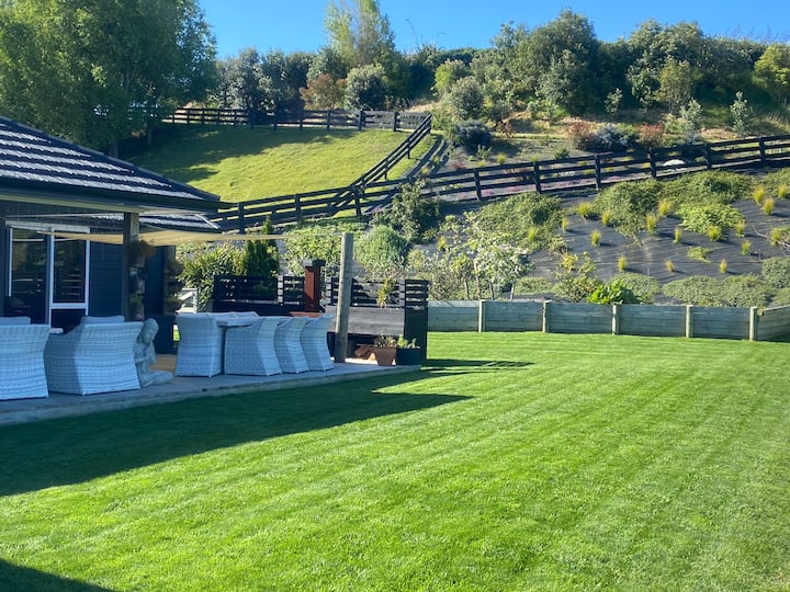 Experience Bel Voir
Entire Home Sea & Rural Views - Napier