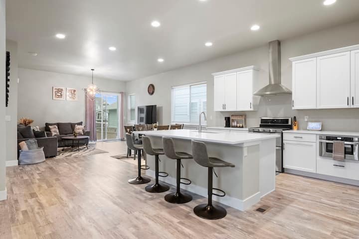 New Home Near Airport & Gaylord Rockies Resort! - Aurora, CO