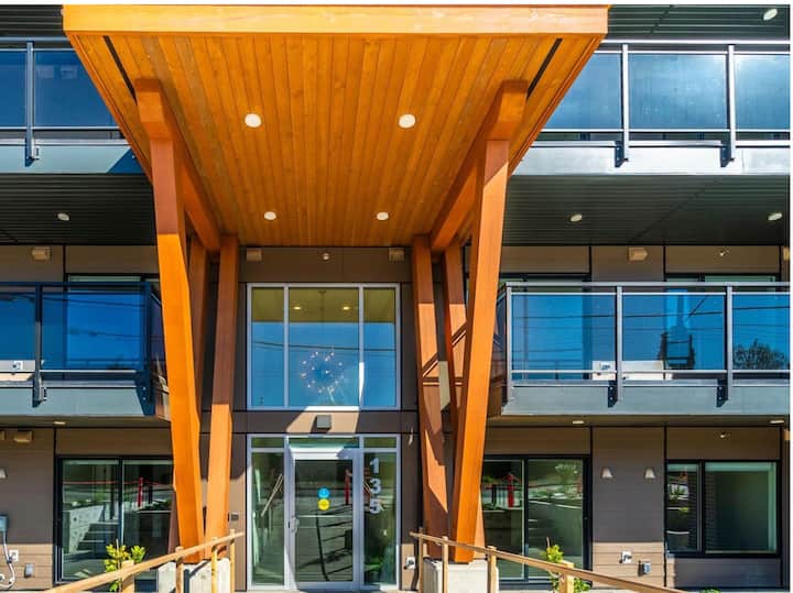 Downtown Condo + Brand Spankin' New, Central& Fun! - Nanaimo
