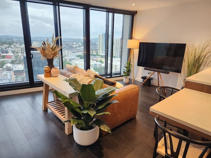 Penthouse Level Luxe Apartment - Newstead