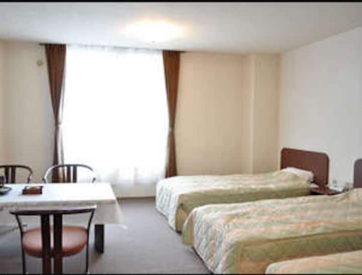 【小樽】スキー場まで車で1分!旅房はなえみ/洋室 トリプルルーム/3名迄 - Otaru