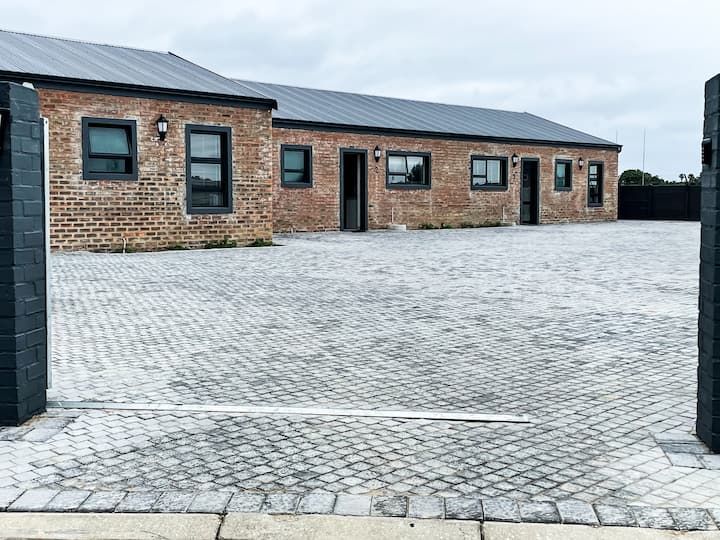 Entire Place - 3 Apartments. 12 People. 5 Bedrooms - George