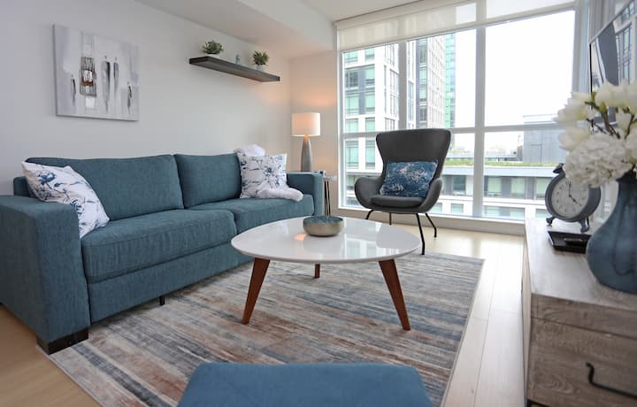 Classy 2 Bdrm + Den Condo - Mississauga