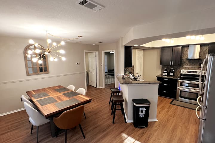 Large Cozy Bedroom, Tons Of Amenities! - Plano, TX