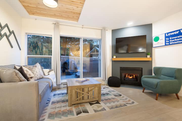 Chic 2br Retreat: Hot Tub, Pool, A/c, Free Parking - Whistler