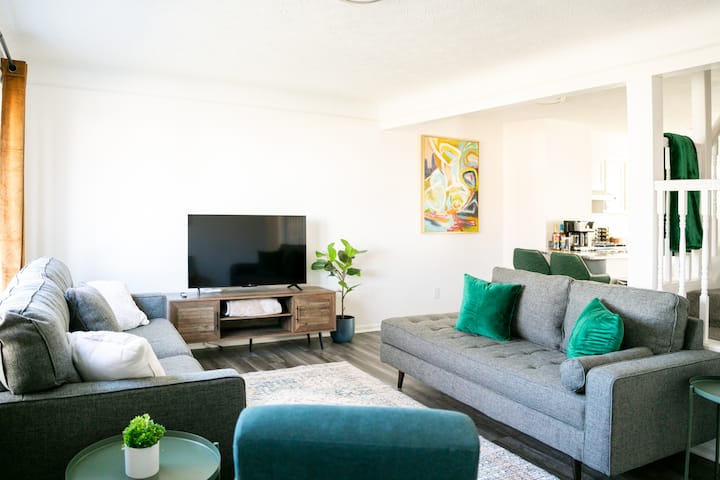 Cozy Cleveland Bungalow - Cleveland, OH