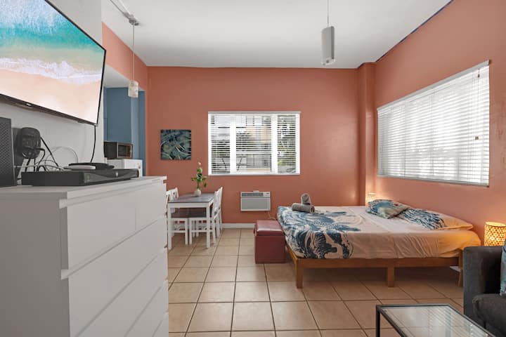 Kio Studio @ Mantell W/pool, Patio & Gym - Miami Beach