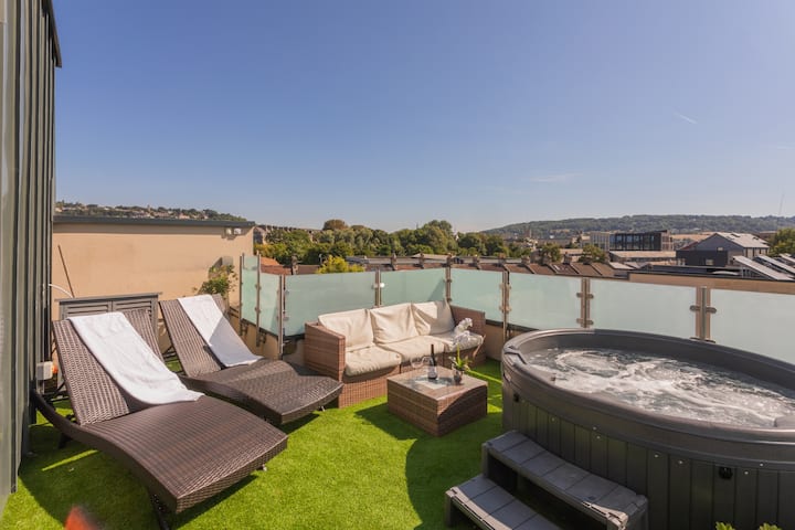 Stylish Penthouse Apartment With Hot Tub. - Bath