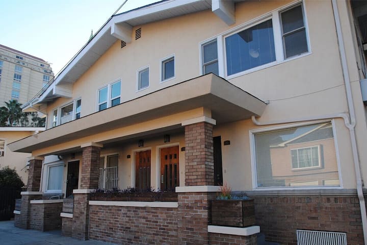 2 Bed Clean Condo Walk To Beach - Long Beach, CA