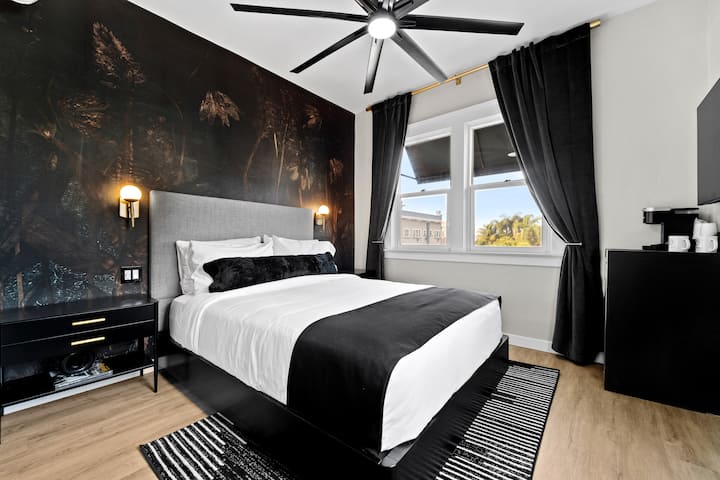 Modern Queen Room | Chic Stay In Little Italy, Sd - San Diego, CA