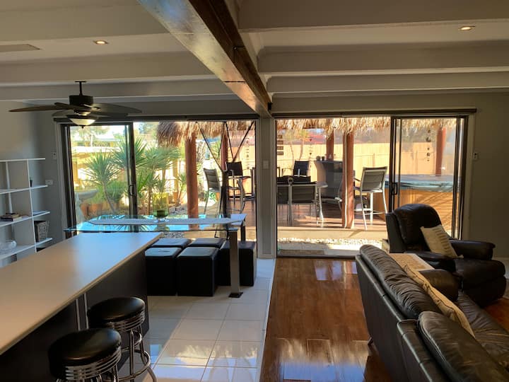 Moama Holiday House - Bali Hut & Outdoor Spa Area - Echuca