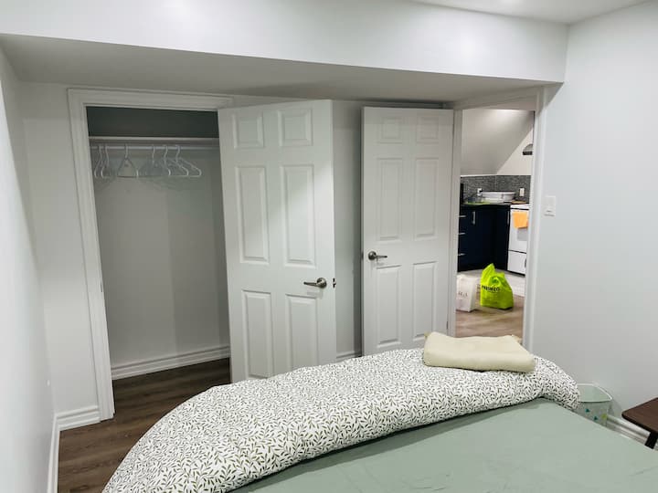 Entire Unit 2 Bedrooms, 2 Beds, Kitchen, Living - Toronto