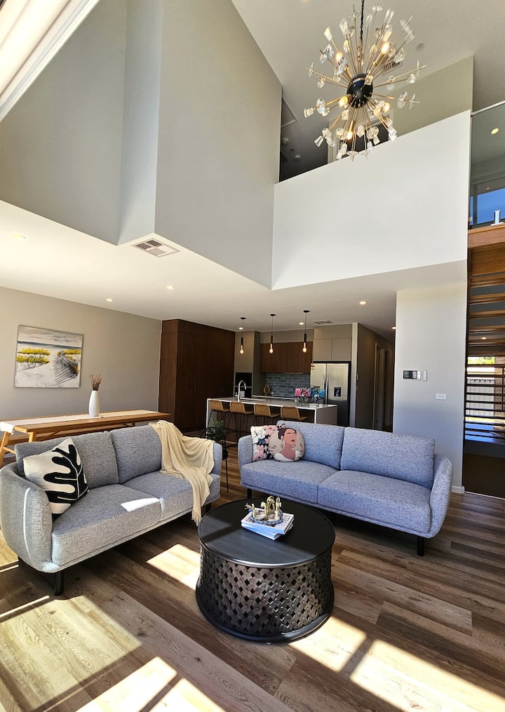 Luxury New 4bedrm Townhouse With 2 Cars Garage - Canberra