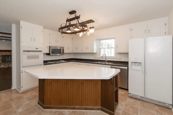 Clean, Quiet, Safe Private Room - Fishers, IN