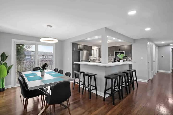 4br Near Woodfield Mall & Metra | Lcp Collection - Schaumburg, IL