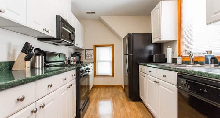 Charming Apt In Dt Libertyville - Near Naval Base - Libertyville, IL