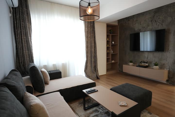 Modern & Luxe  Getaway ~ Parking - Skopje
