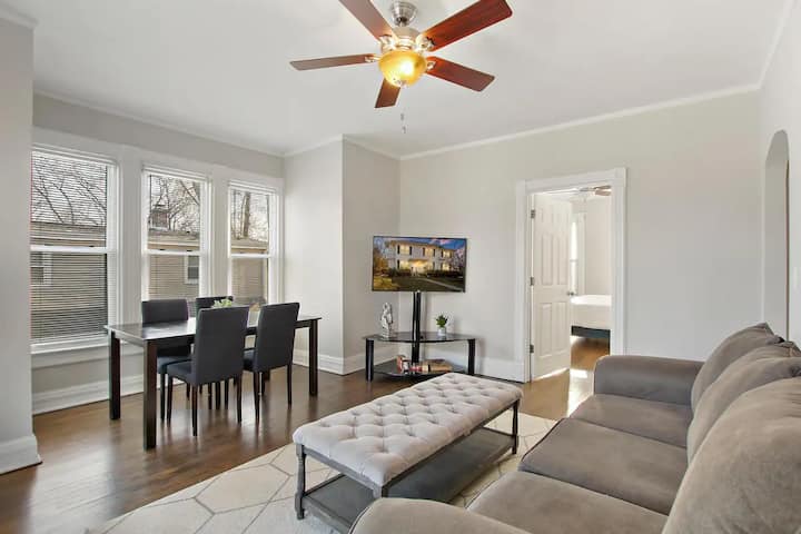 Stunning Apt In Dt Libertyville - Near Naval Base - Libertyville, IL