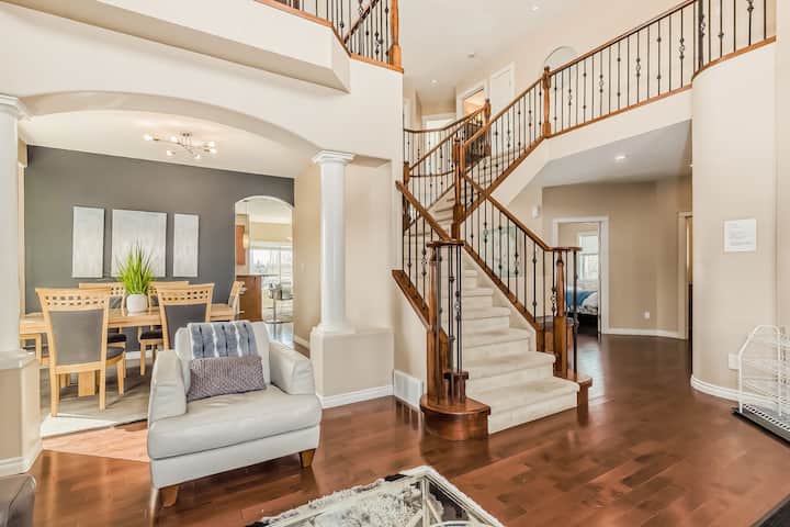 Million Dollar Golf Course Home-november Special! - Edmonton, Canada