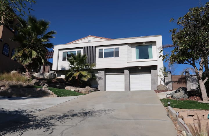 Beautiful Lake House With Views - Canyon Lake, CA