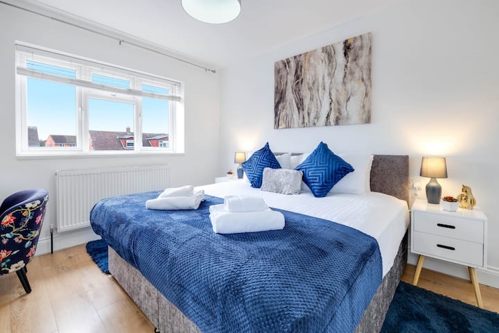 3 Bedroom House With Parking In Windsor - Slough