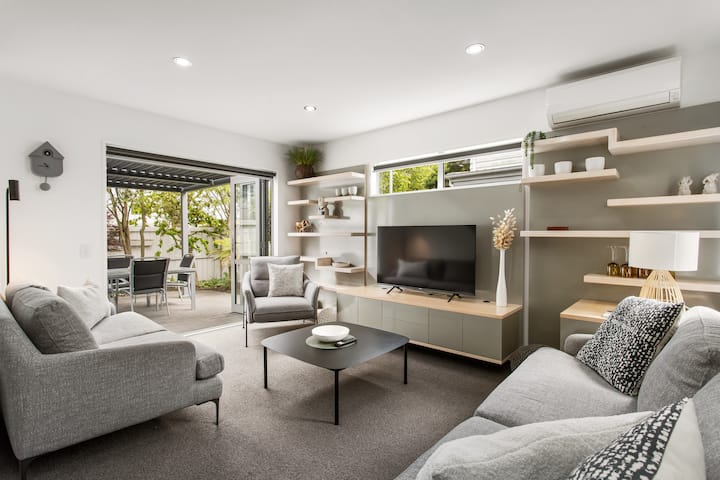 Convenient Urban Townhouse 2 Carparks Available - Christchurch