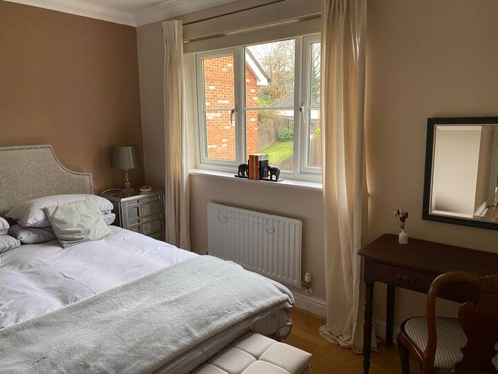 Ascot Room With En-suite - Woking