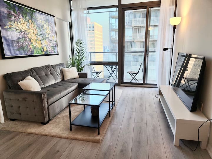 Modern/ Luxury 2 Bdr Condo @Yonge College - Mississauga