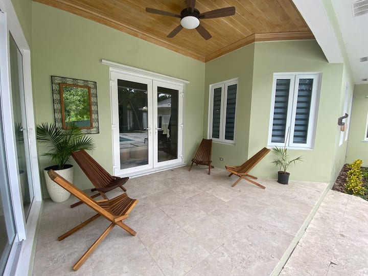 House By The Lake: 3br/2.5ba, Gated With A Pool! - Nassau