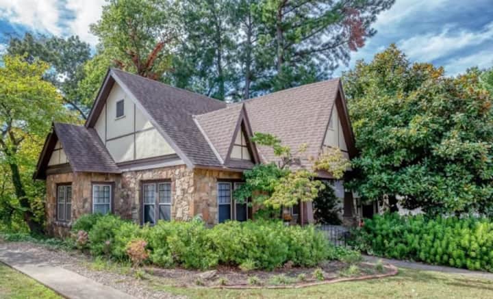 Magnolia Cottage-1945 Tudor Revival, Gas Fireplace - Fort Smith, AR