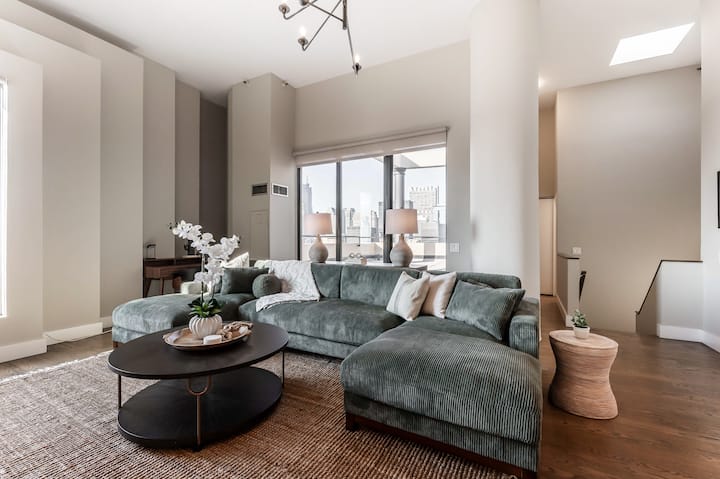 Downtown Penthouse 5bd Views | Parking, Gym+pool - Chicago