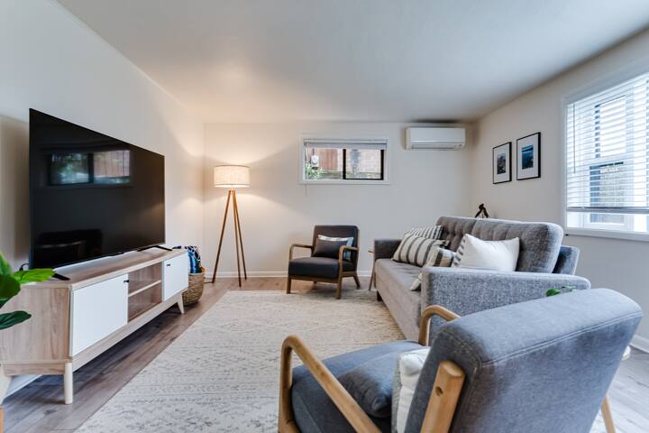Chic And Cozy And Close To Campus: Newly Remodeled - Eugene, OR