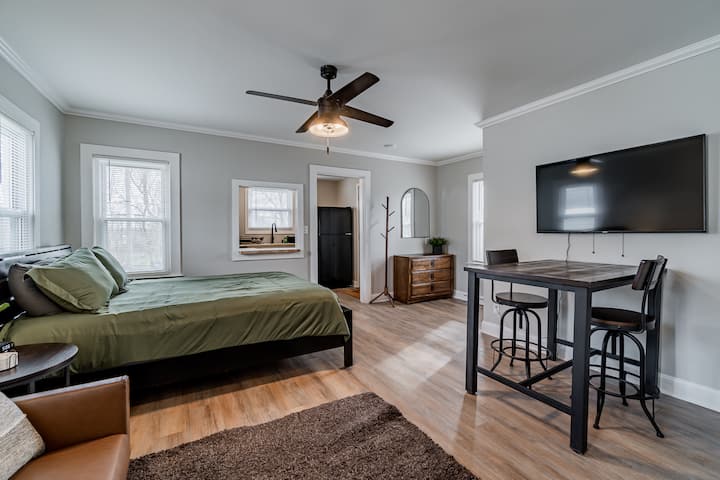 Adorable Studio In Ypsi! - Ypsilanti, MI