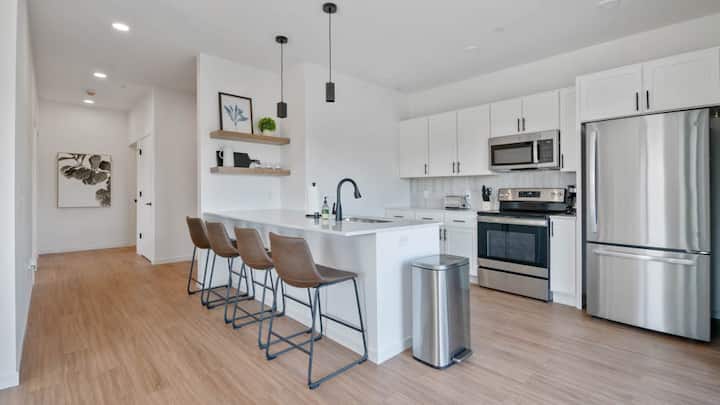Fully Furnished Modern 2 Bed 2 Bath Apartment - Eau Claire, WI