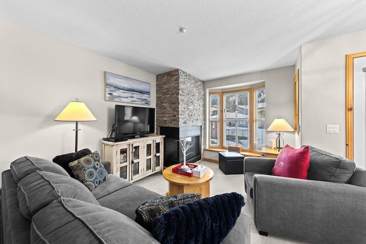 Crystal Forest 19: Ground Level, Renovated 1bd/1ba - Sun Peaks Resort, BC