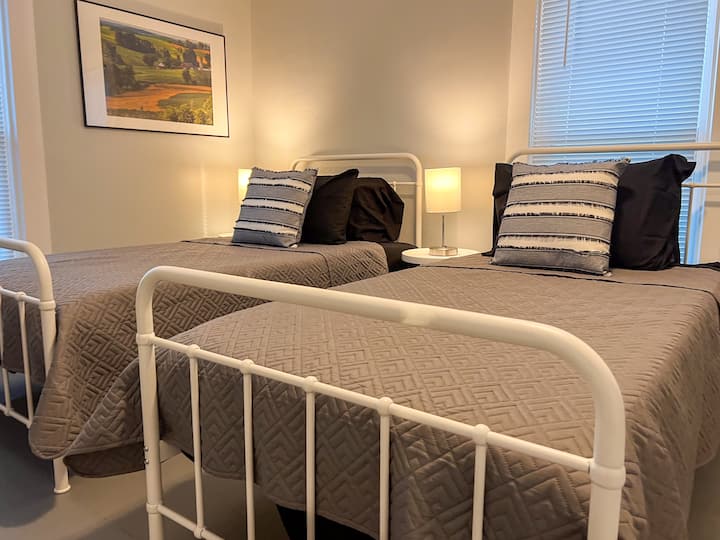 Spacious 4 Bedroom, Sleeps 8 W/ 7 Beds + Parking - Dayton, OH