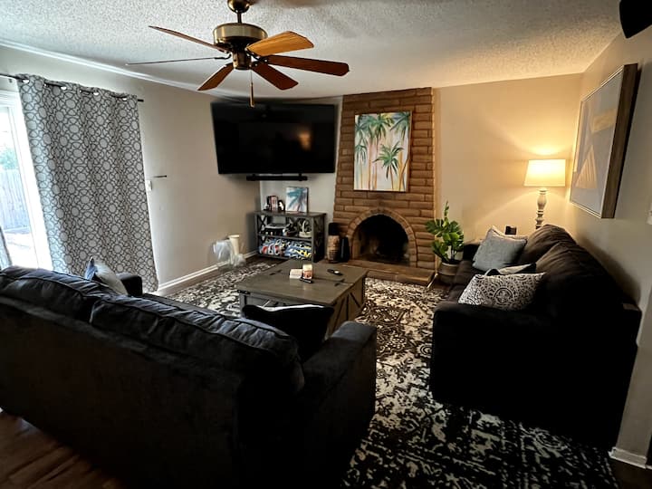 Spacious, Cozy & Comfortable W/ Pool For 10+ - Fresno, CA