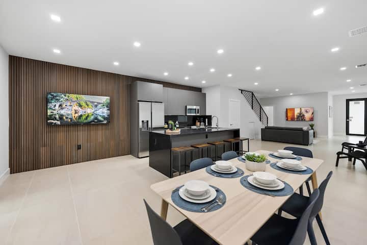 I Villa Real | Large Group Stay - Miami, FL